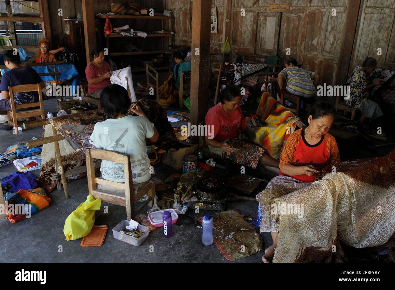 Kulon Progo, Yogyakarta, Indonesia. 21st June, 2023. Craftsmen finish ...