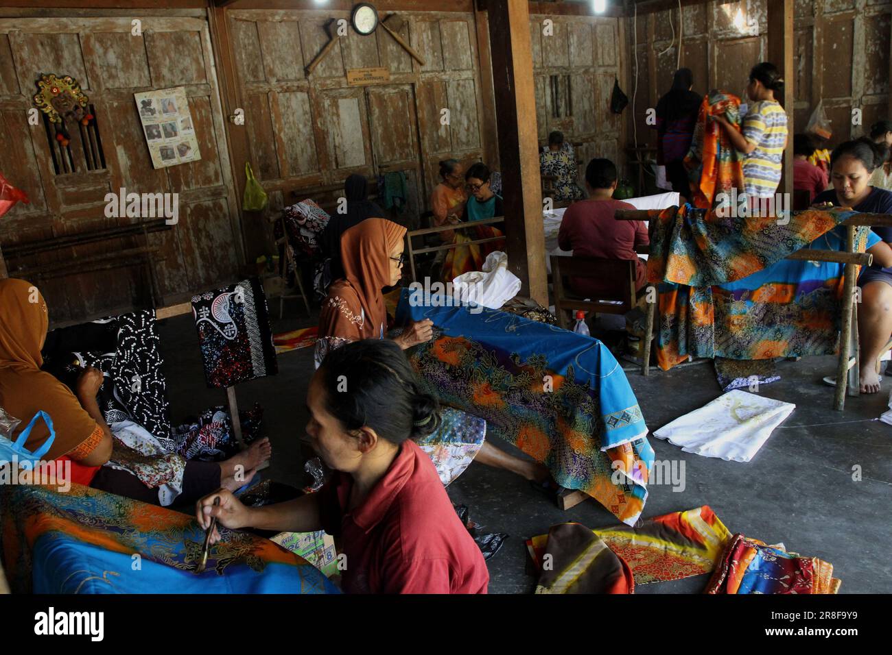 Kulon Progo, Yogyakarta, Indonesia. 21st June, 2023. Craftsmen finish ...