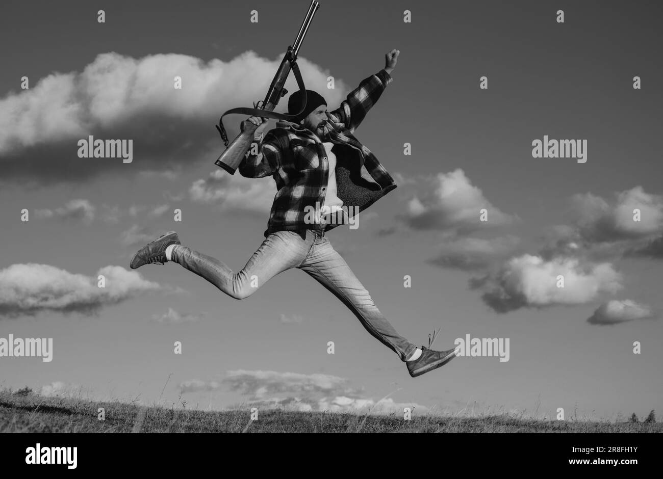 Most realistic hunting game ever created. Skeet shooting. Hunter with ...