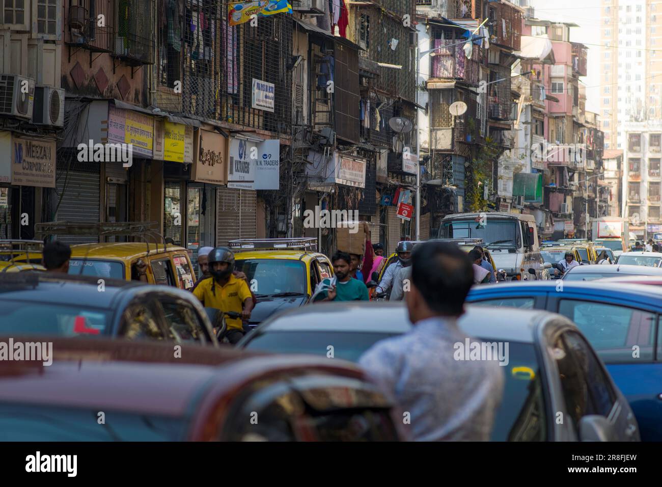 Crowded streets of mumbai Stock Photo - Alamy