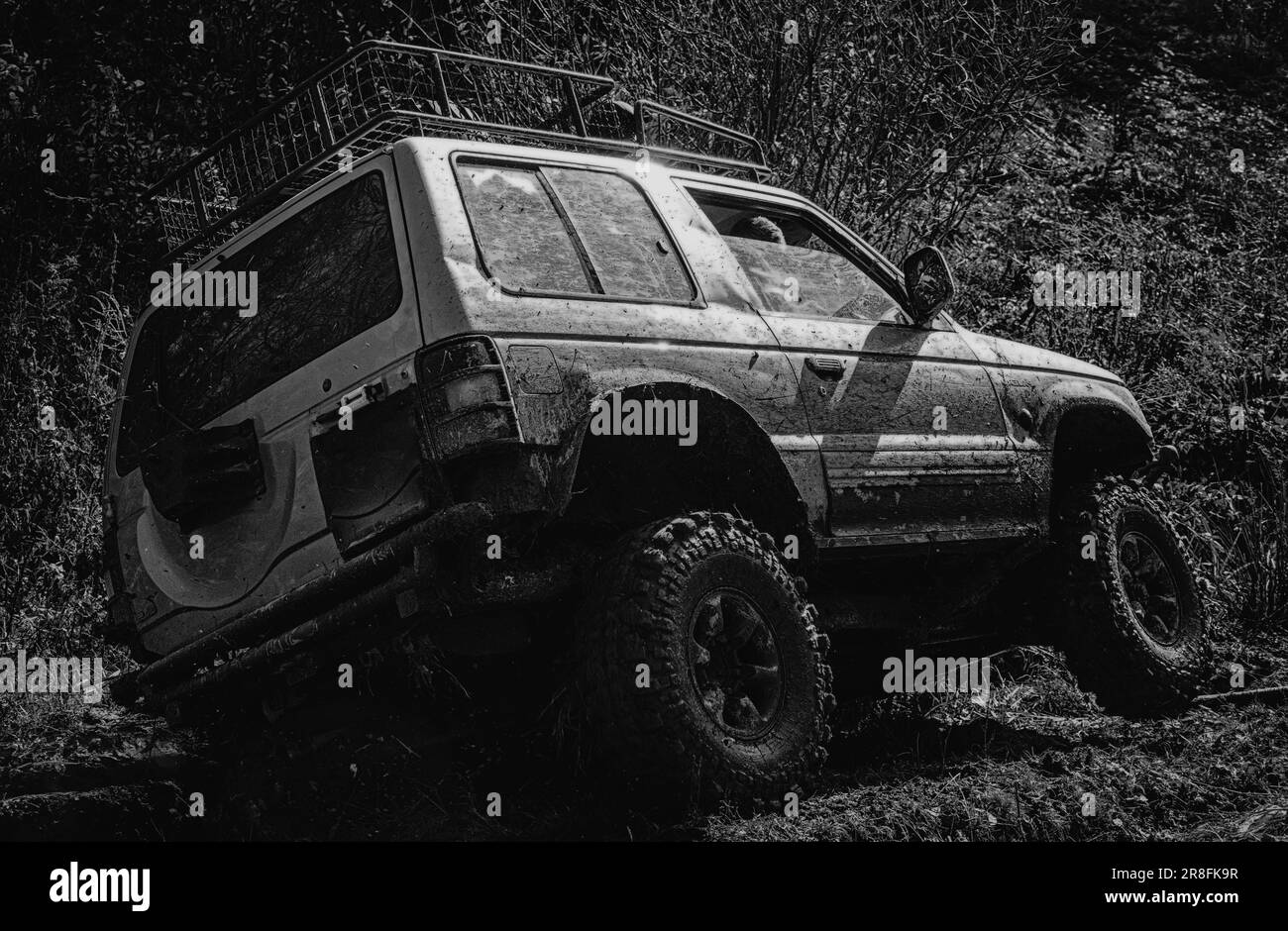 Motion the wheels tires and off-road that goes in the dust on the sand ...