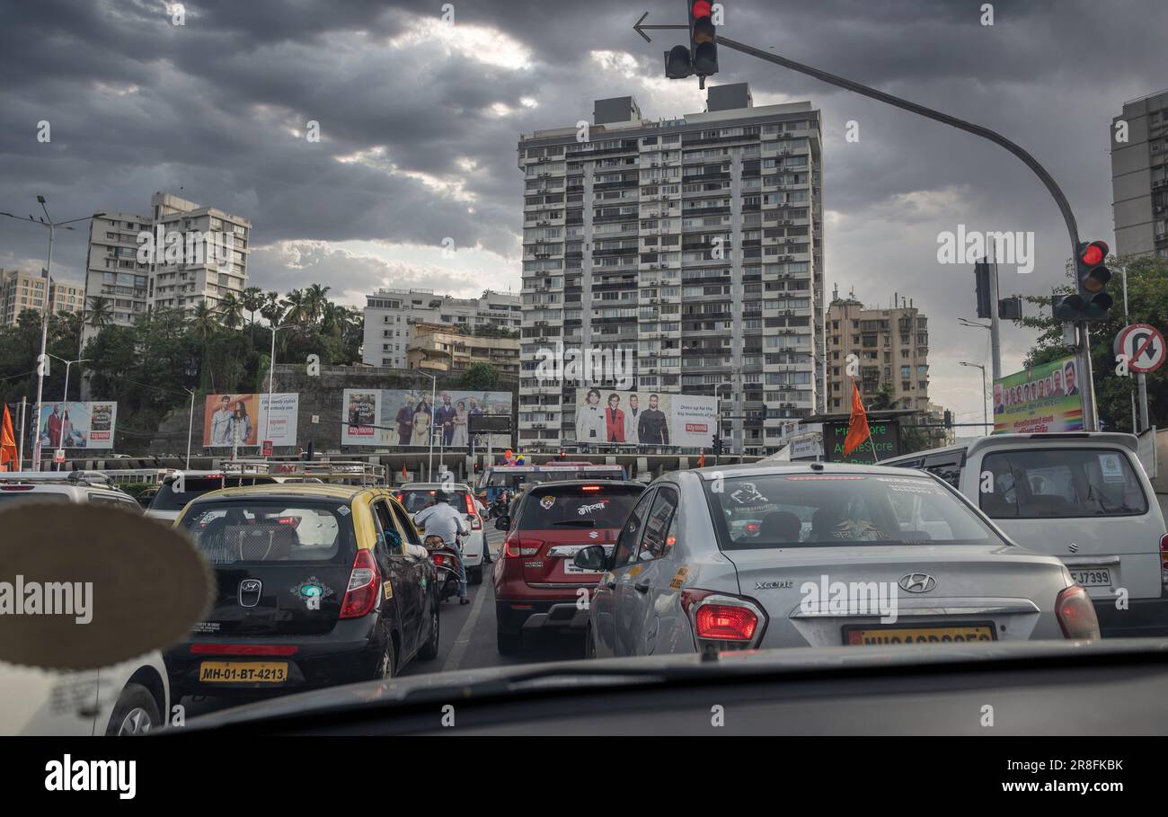 Crowded streets of mumbai Stock Photo - Alamy