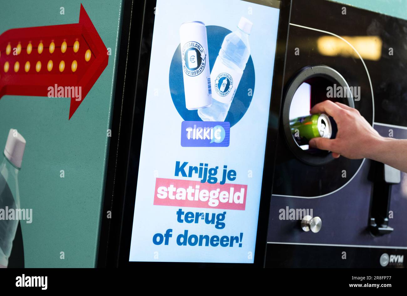 UTRECHT - A student of the Leidsche Rijn College hands in a (CAN/BOTTLE ...
