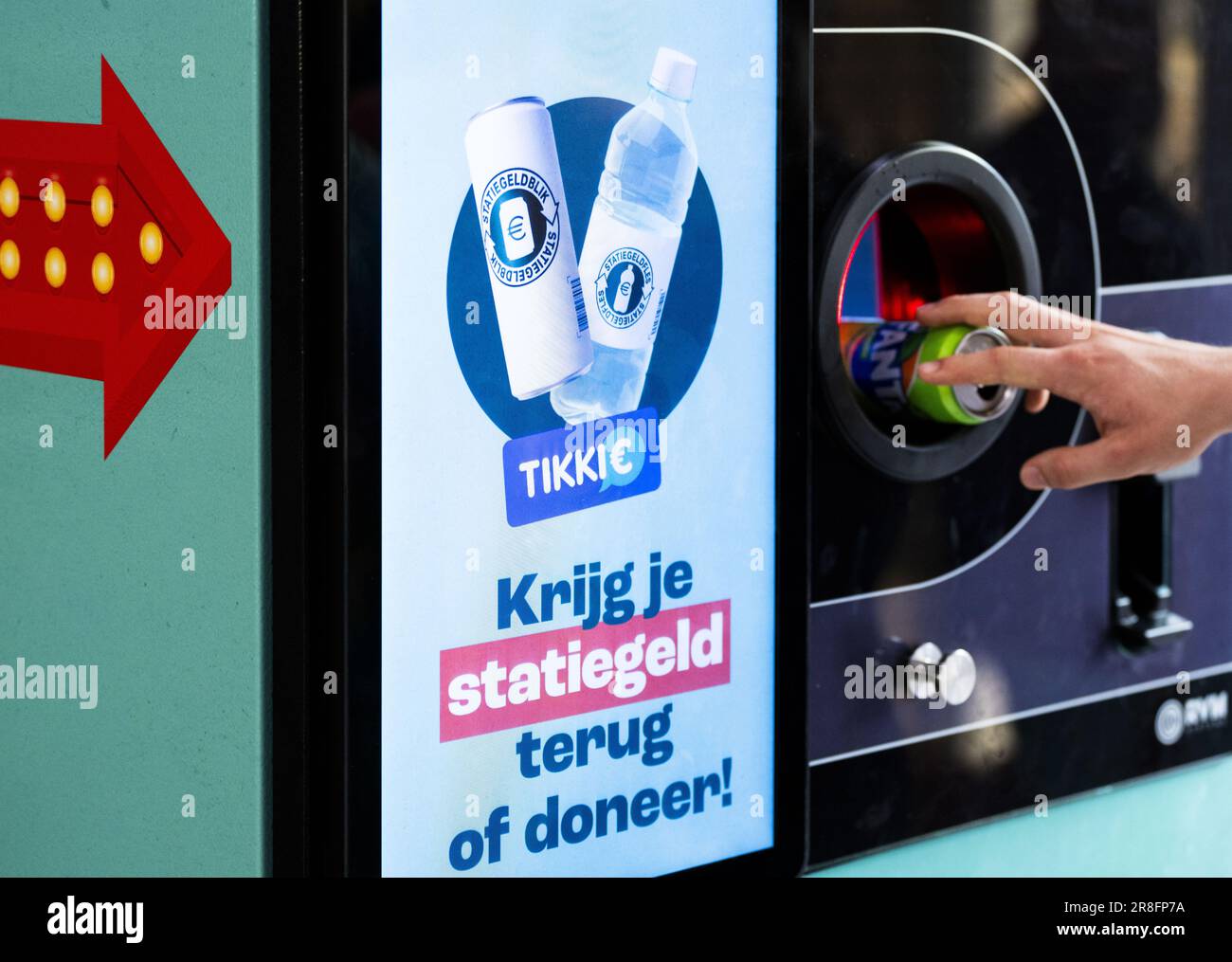 Students recycling cans and bottles hi-res stock photography and images ...