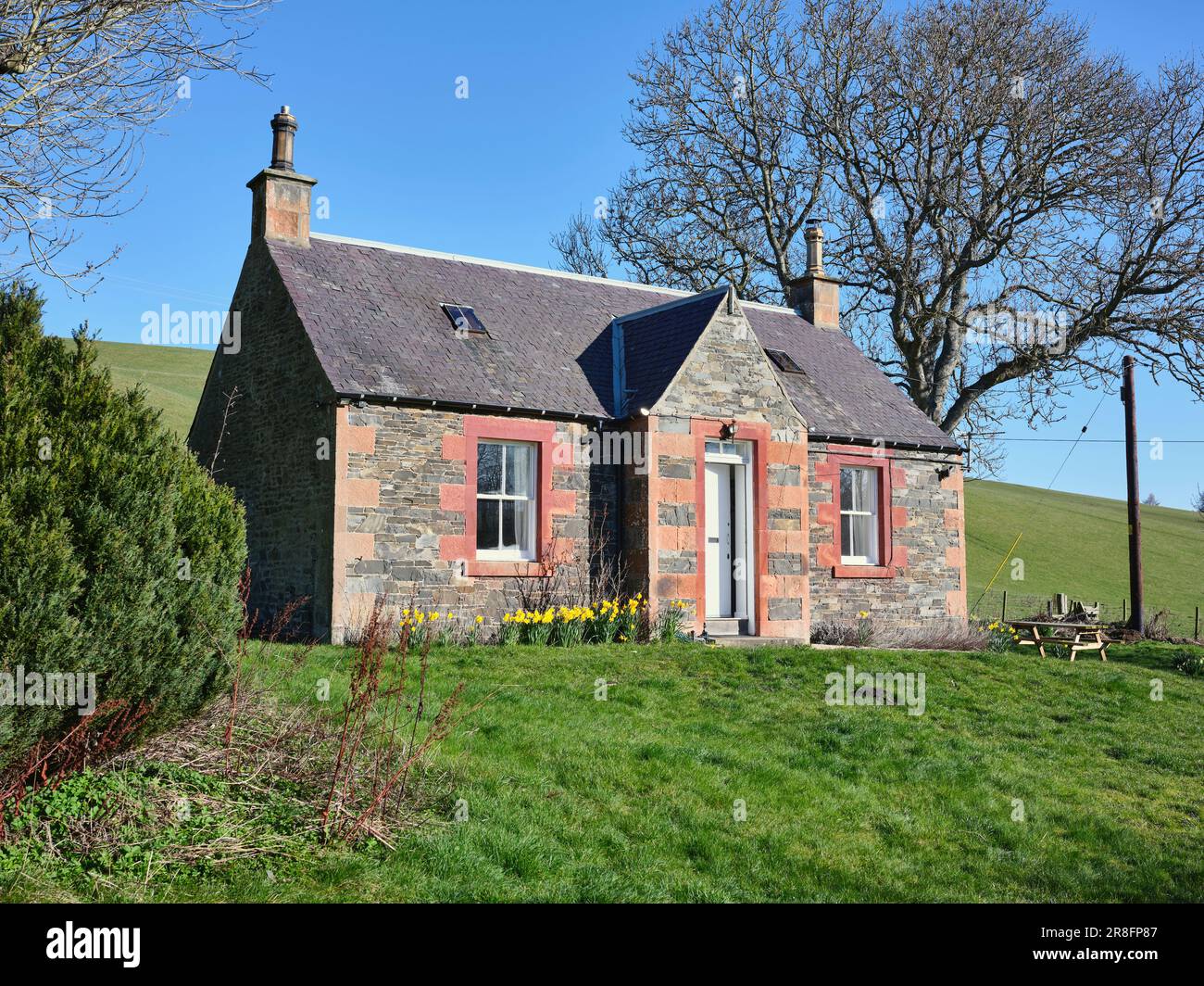 Cottage with slate roof hi-res stock photography and images - Alamy