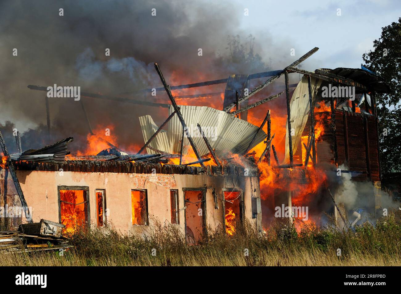 A burning barn hi-res stock photography and images - Alamy