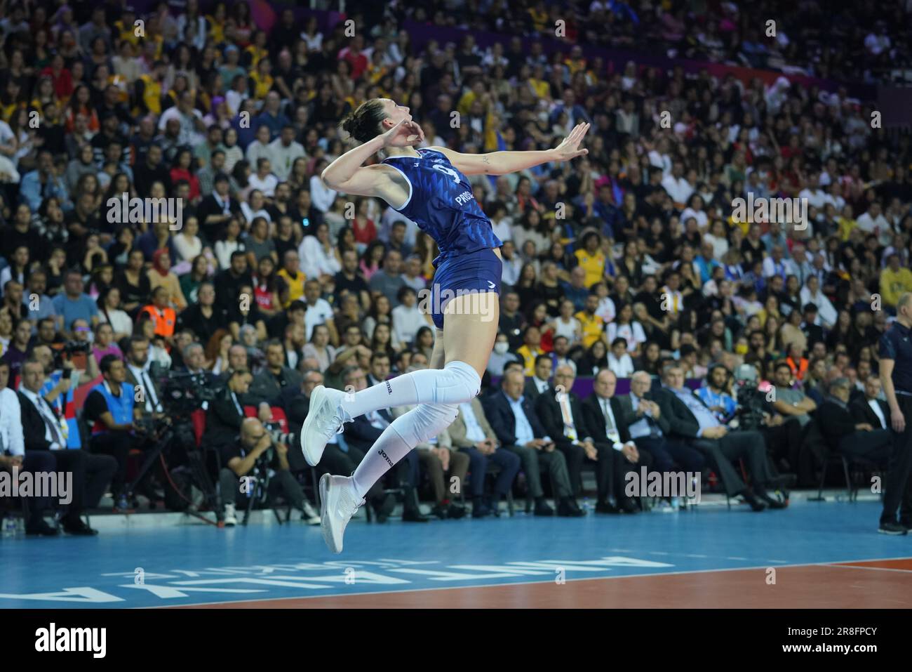 Volleyball player woman serving ball hi-res stock photography and ...
