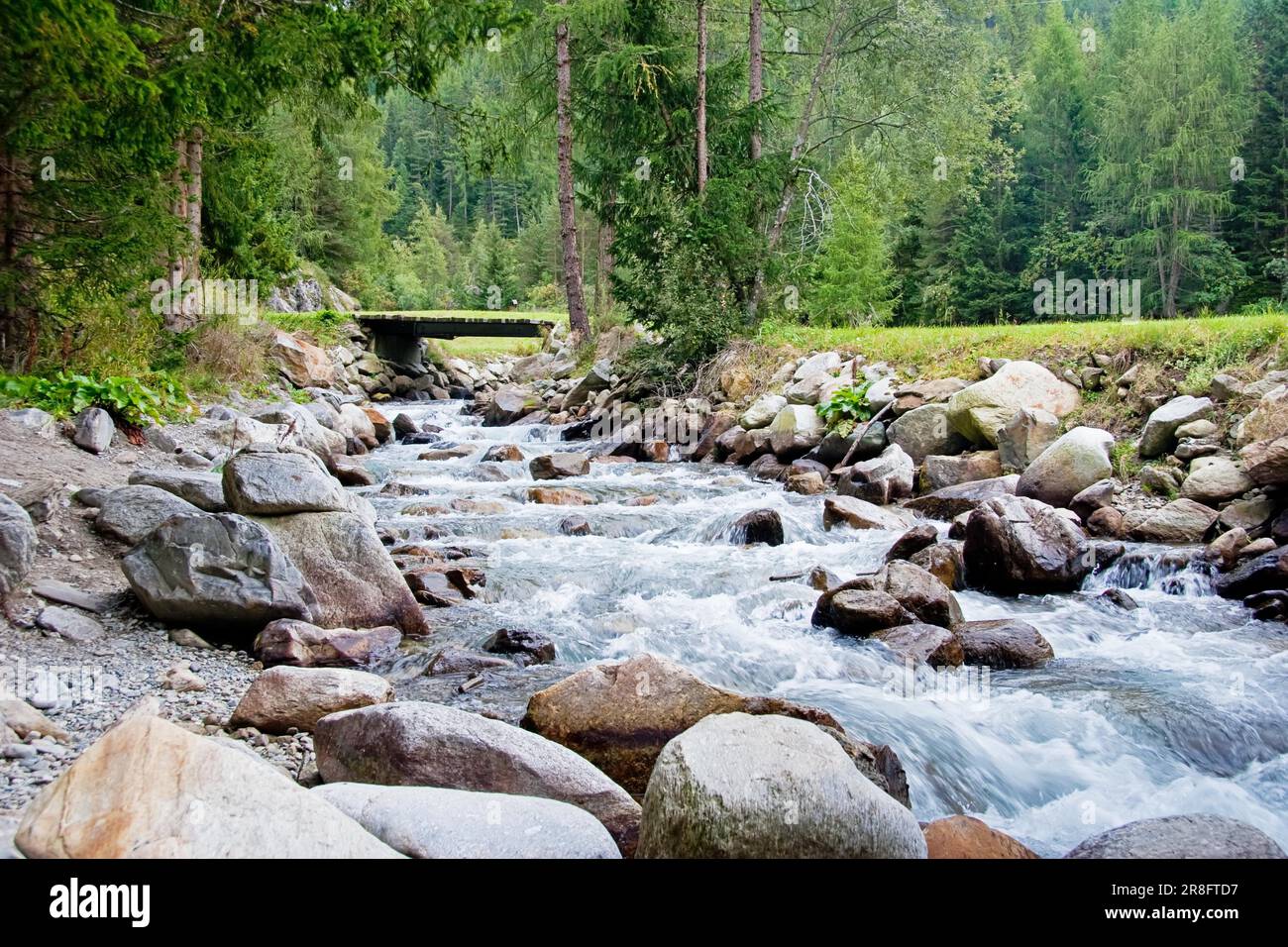 Creek and boulder mountains hi-res stock photography and images - Alamy