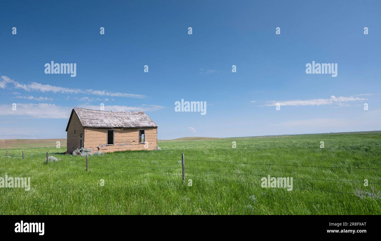 Barbed wire abandoned house hi-res stock photography and images - Alamy