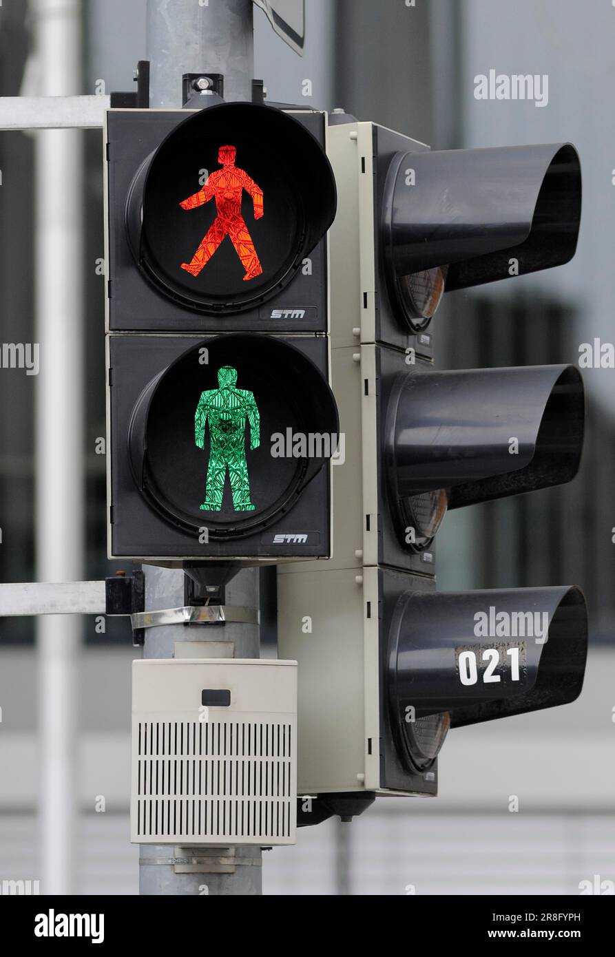 Lights of a pedestrian crossing, wrong colours, green stand, red go ...