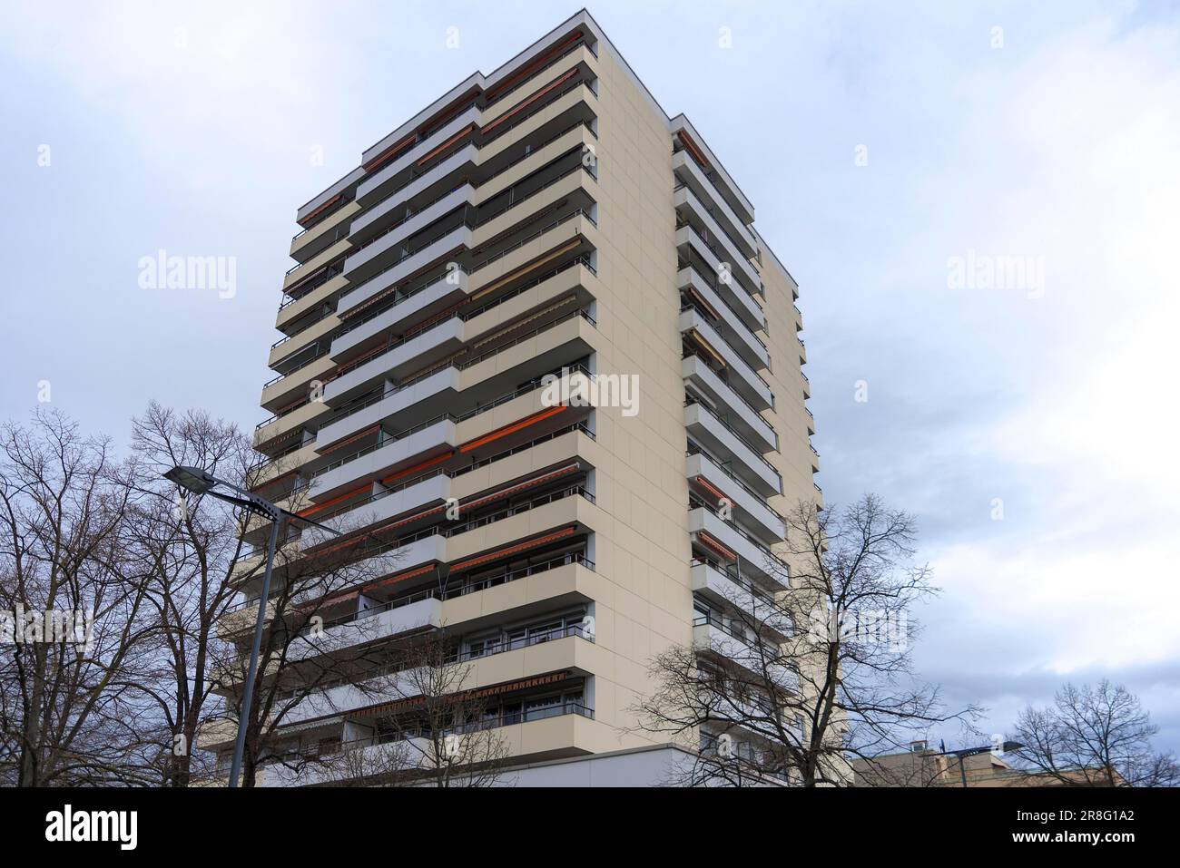 High rise residential building hi-res stock photography and images - Alamy