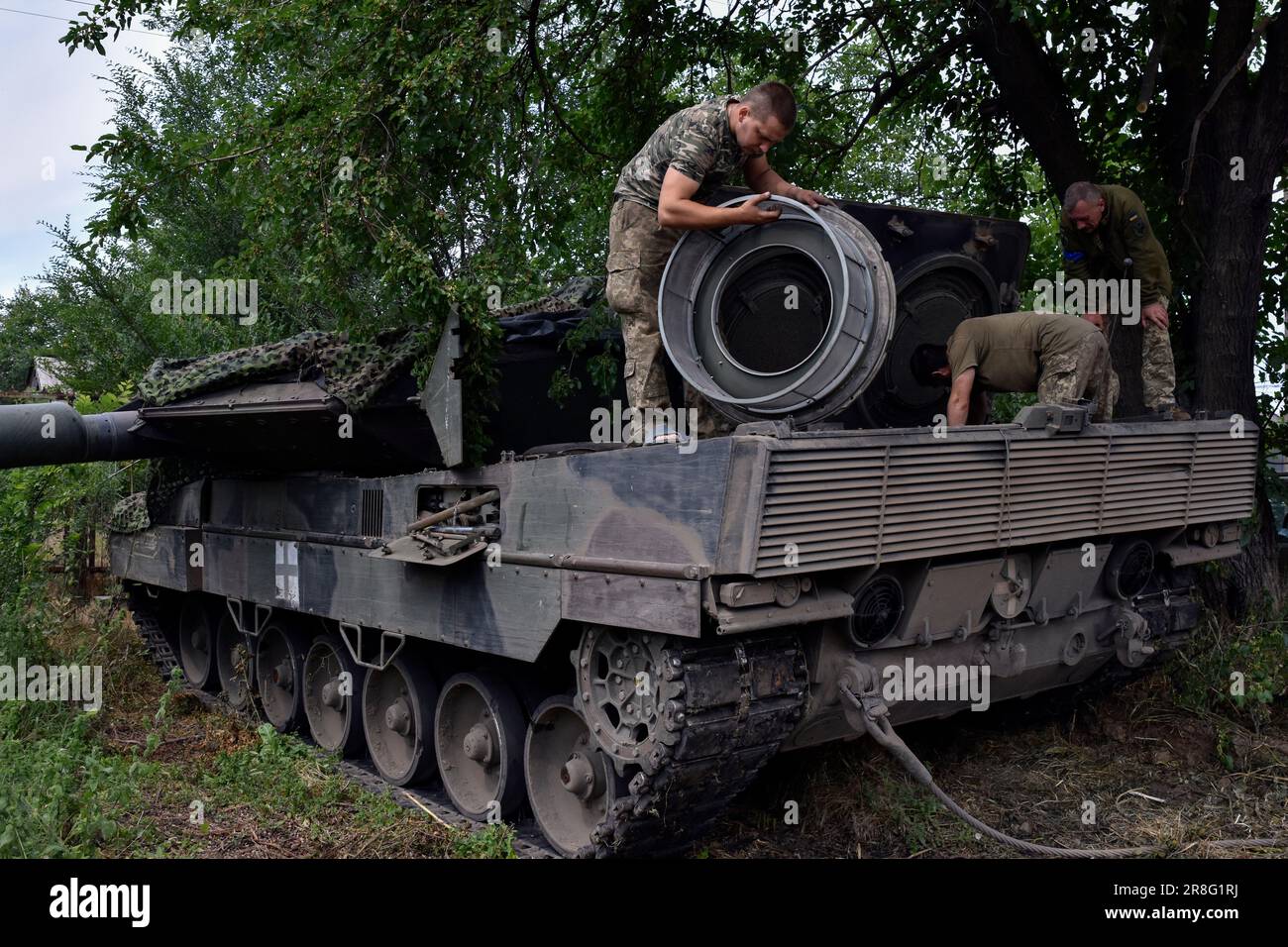 Ukrainian soldiers repair a Leopard 2 tank in Zaporizhzhya region ...