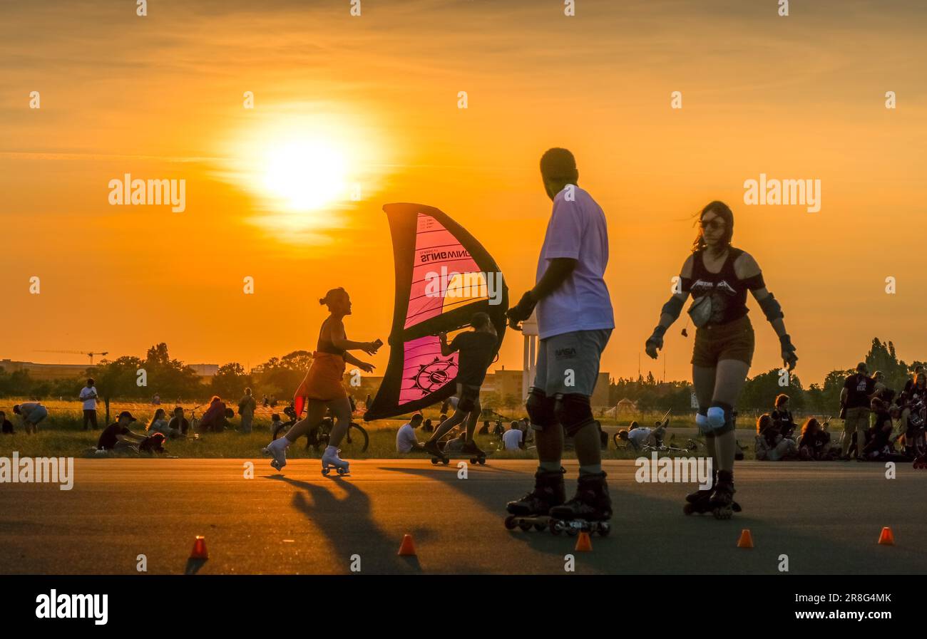 Berlin inline skating hi-res stock photography and images - Alamy