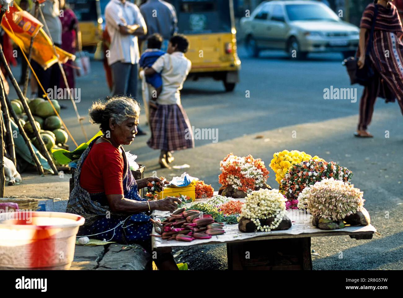Flower sale in front of kapaleeswarar temple, Chennai, Tamil Nadu ...