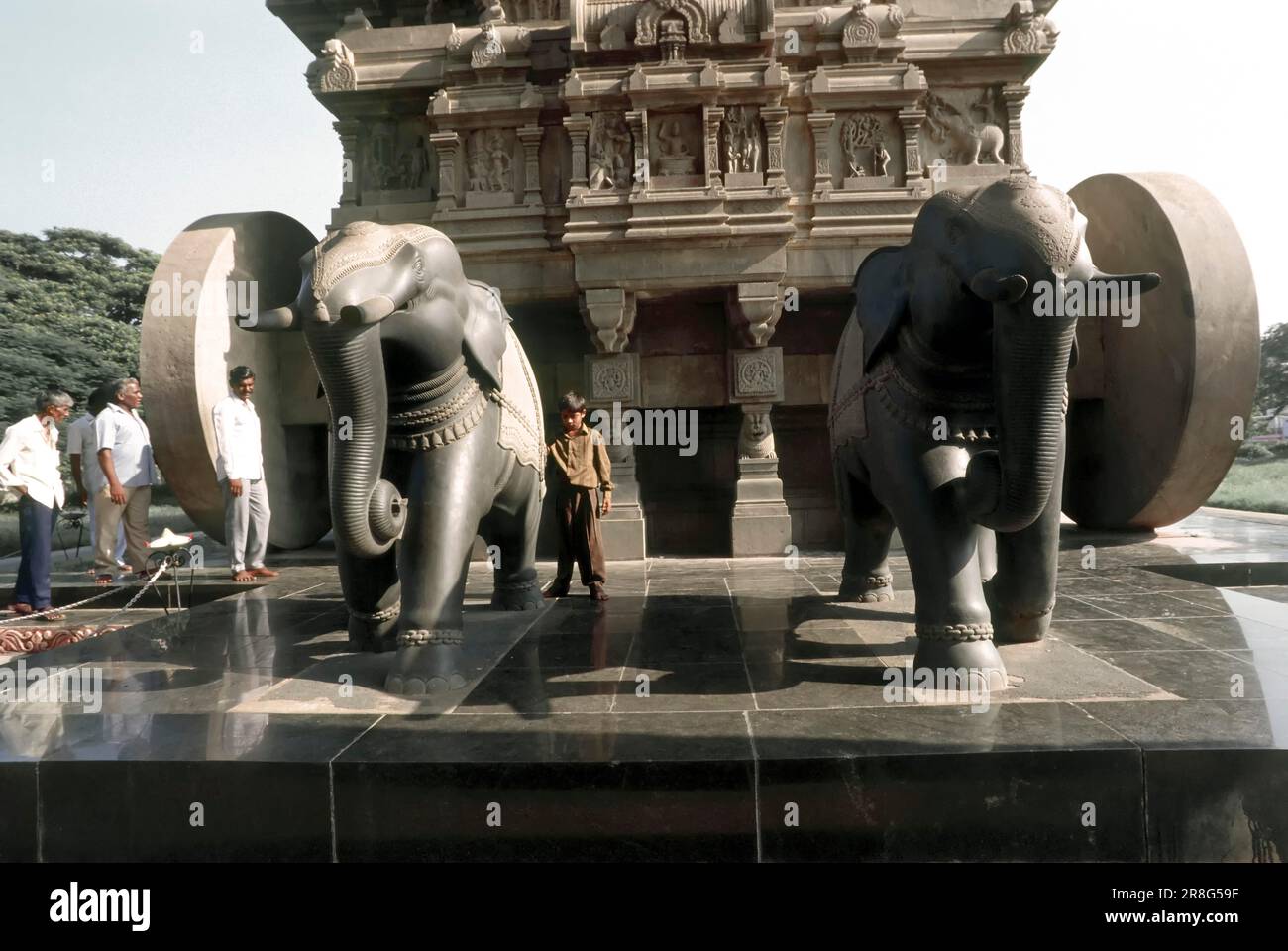Stone elephants pulling the Chariot in Valluvar Kottam in Chennai ...