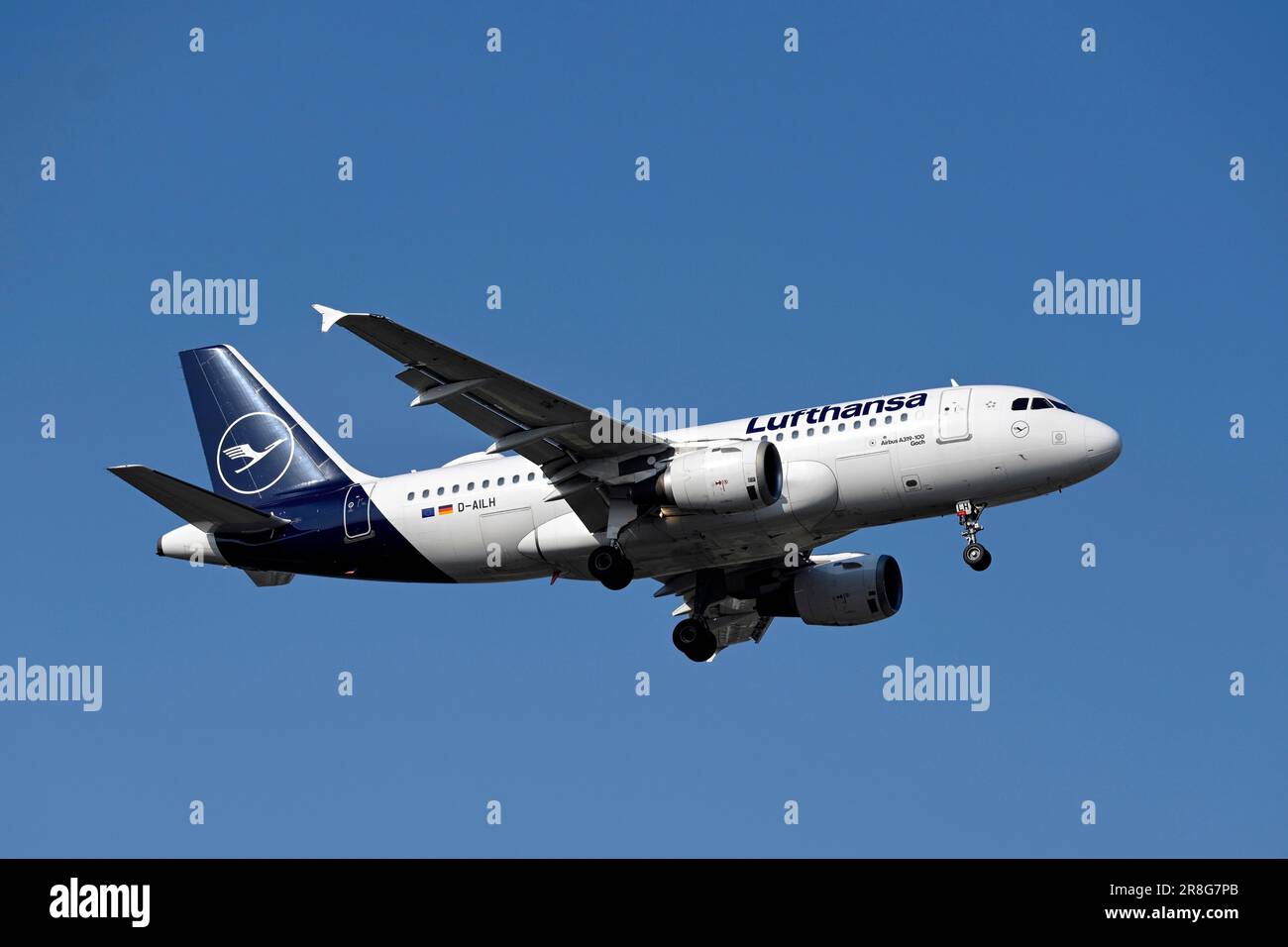 Airbus a319 100 aircraft in flight hi-res stock photography and images ...
