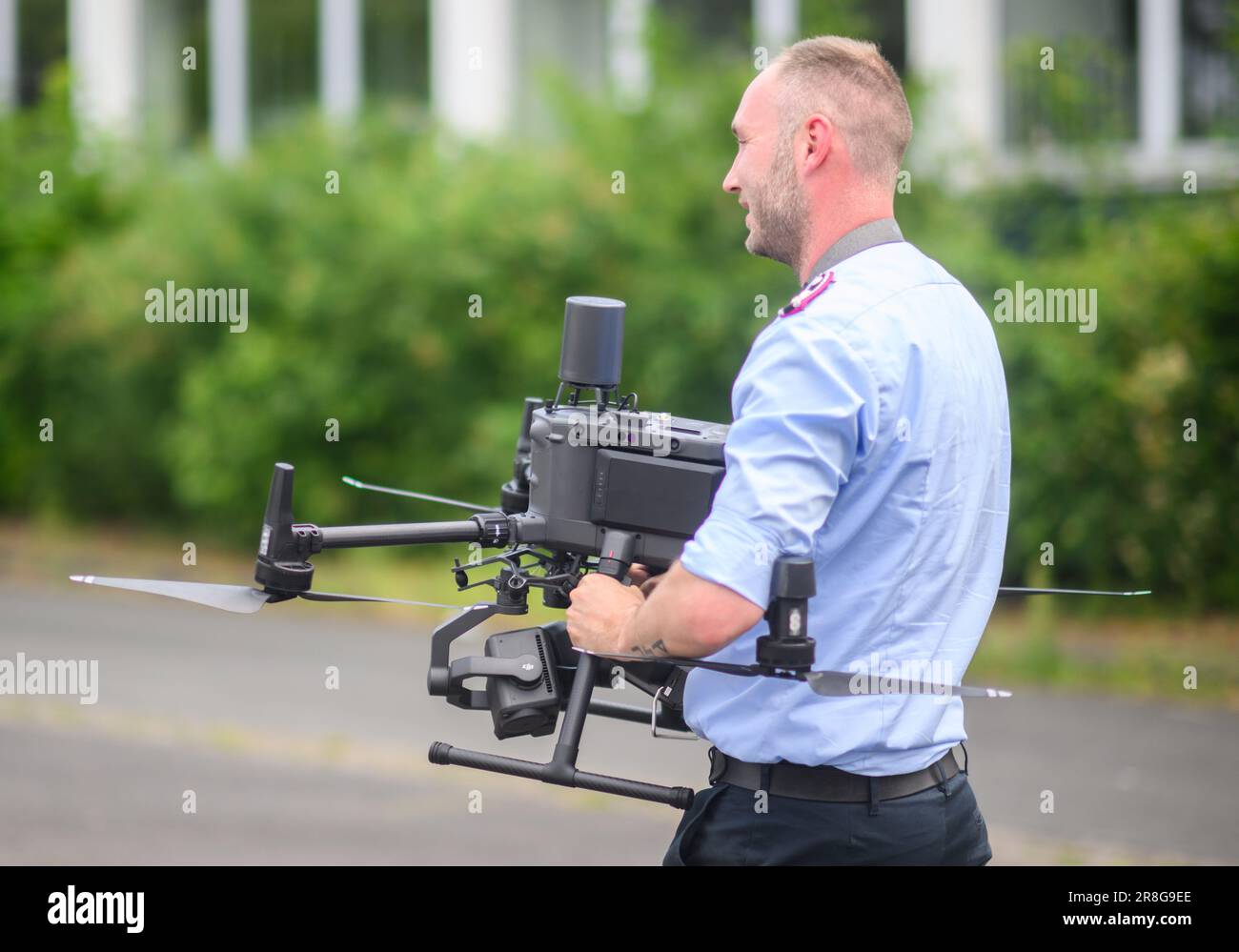 Ronnenberg, Germany. 21st June, 2023. A firefighter carries a DJI ...