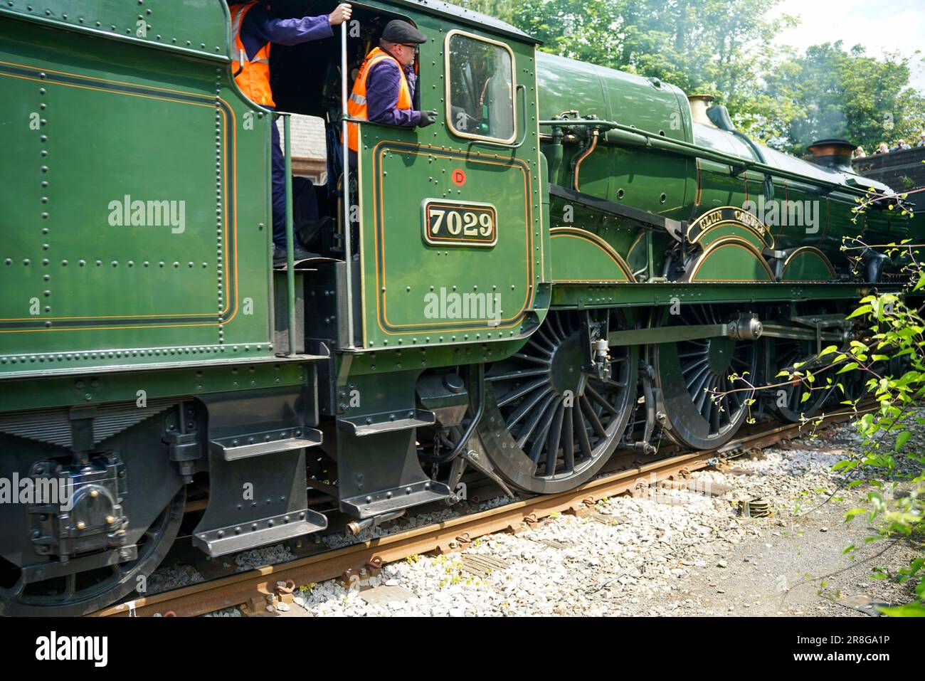 GWR Castle Class No.7029 'Clun Castle' passing Hereford Signal box ...