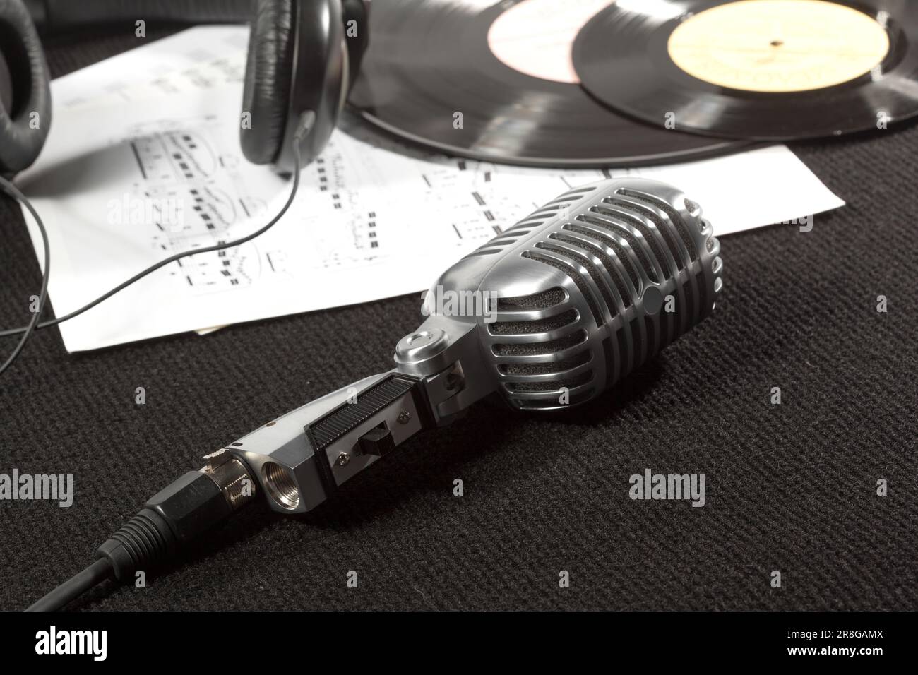 Retro microphone and headphones Stock Photo - Alamy