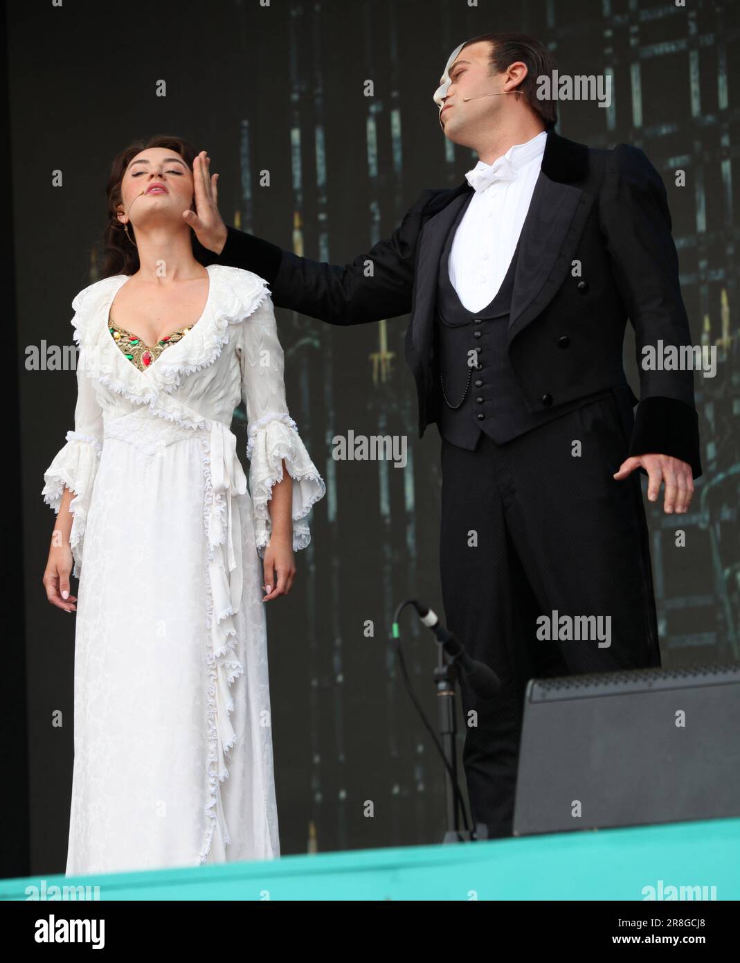 London, UK. Holly-Anne Hull and Jon Robyns in the musical Phantom of ...