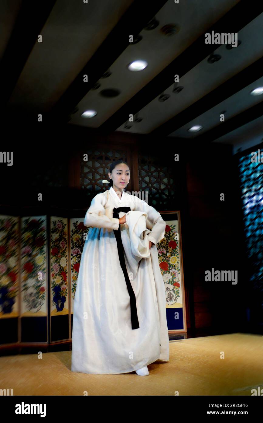 Traditional Dance, Seoul, South Korea Stock Photo - Alamy
