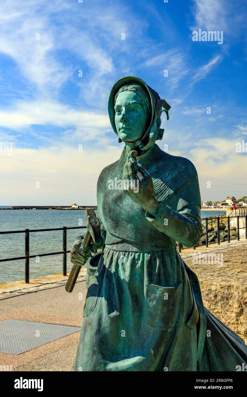 The statue of famous fossil hunter Mary Anning by Denise Dutton at Lyme ...