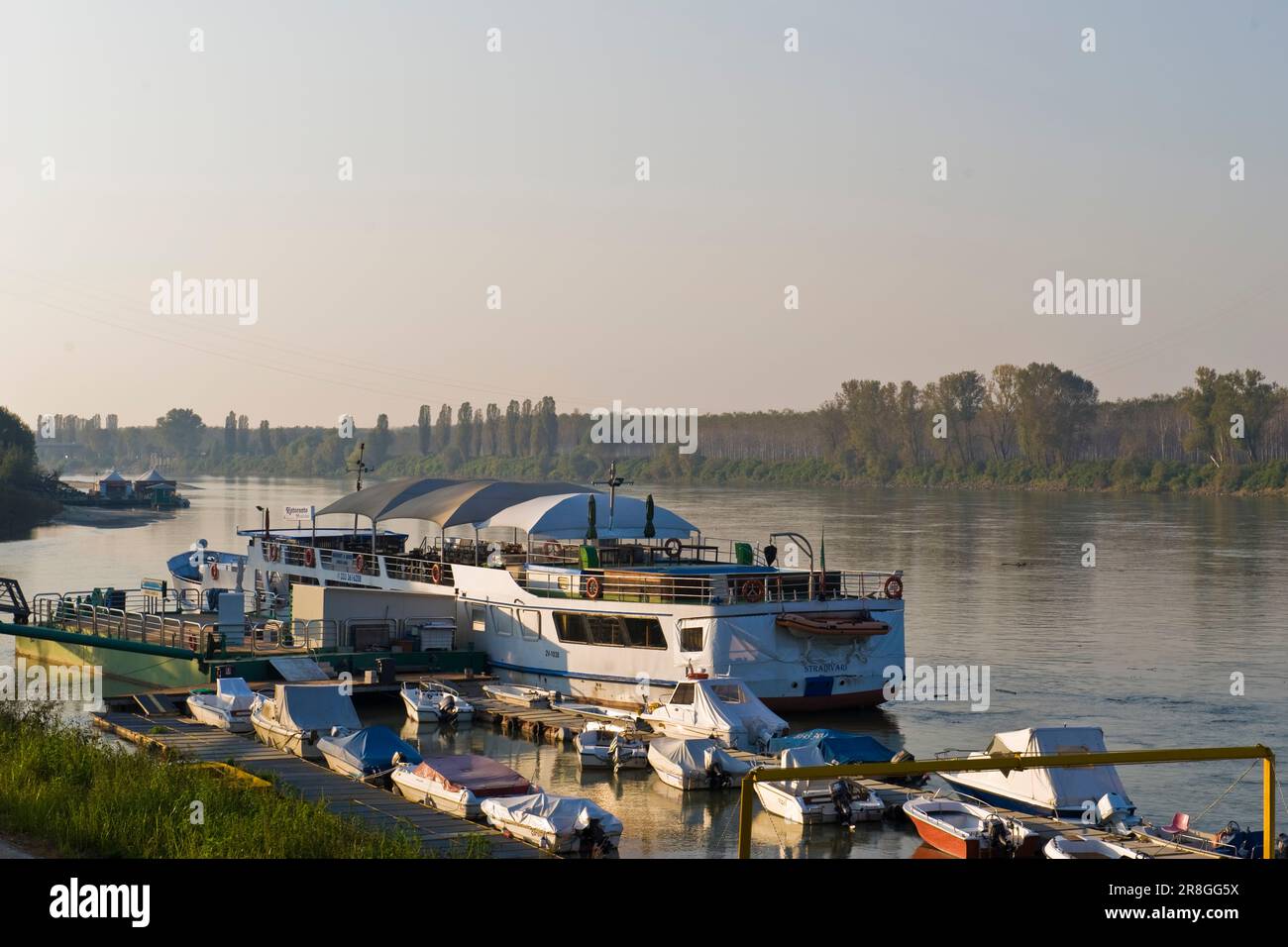 Po River, Boretto (re Stock Photo - Alamy