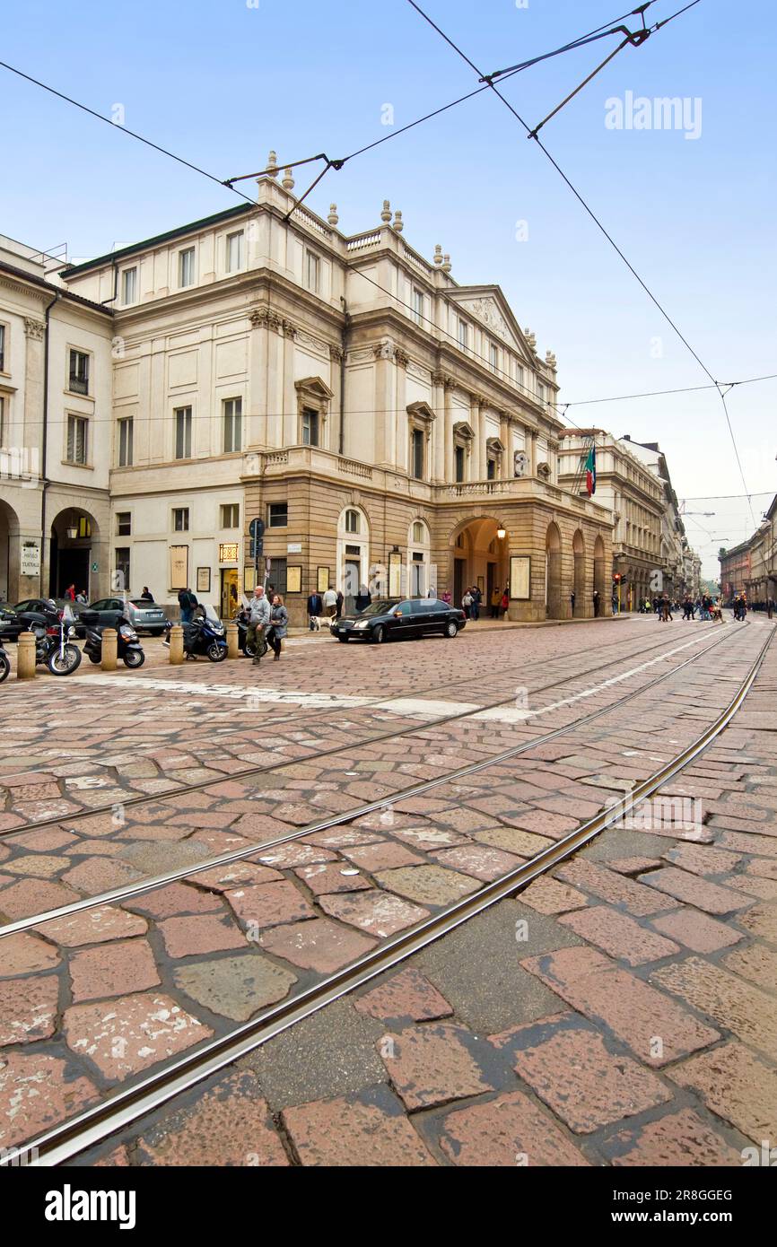 Teatro alla scala exterior hi-res stock photography and images - Alamy