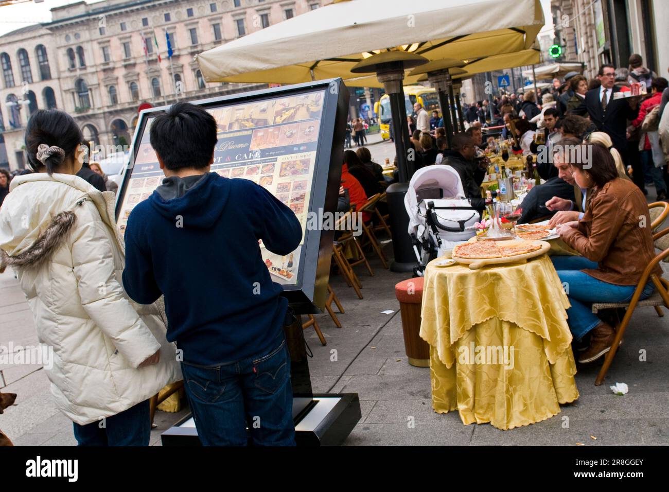 Exterior restaurant milan hi-res stock photography and images - Alamy