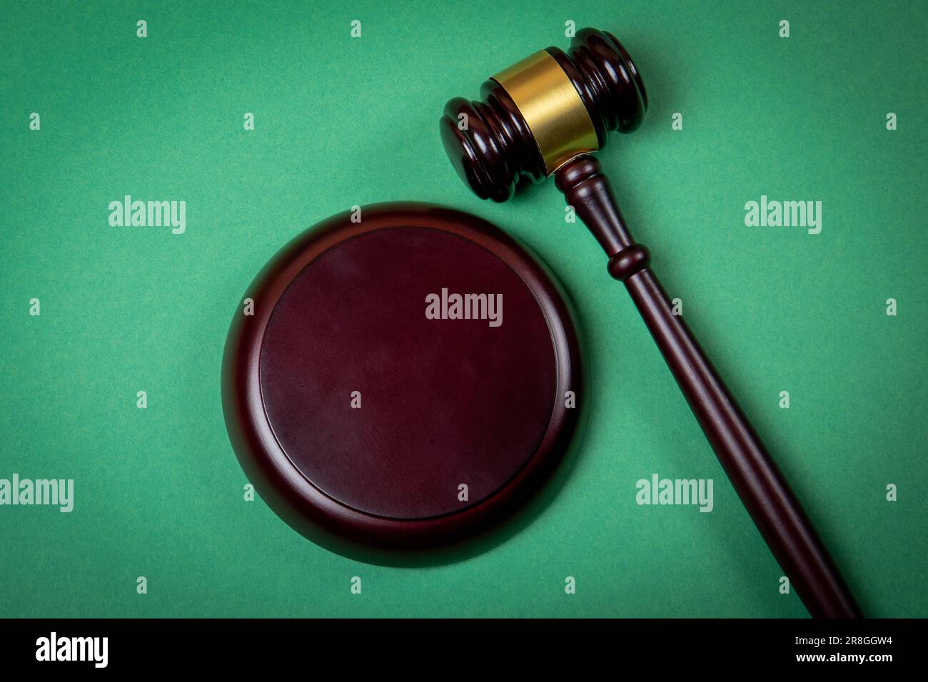 Wooden court gavel on a green background. Law and the concept of fair ...