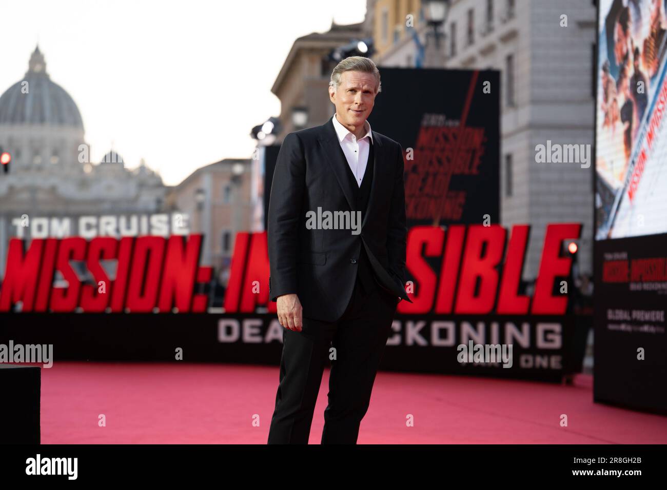 British actor Cary Elwes poses during the premiere of ''Mission ...