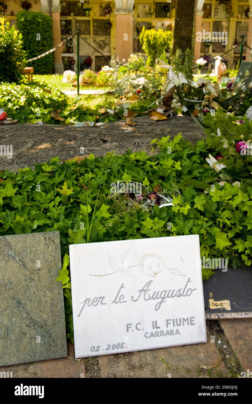 Tomb of Augusto Daolio, Novellara, Emilia Romagna, Italy Stock Photo ...