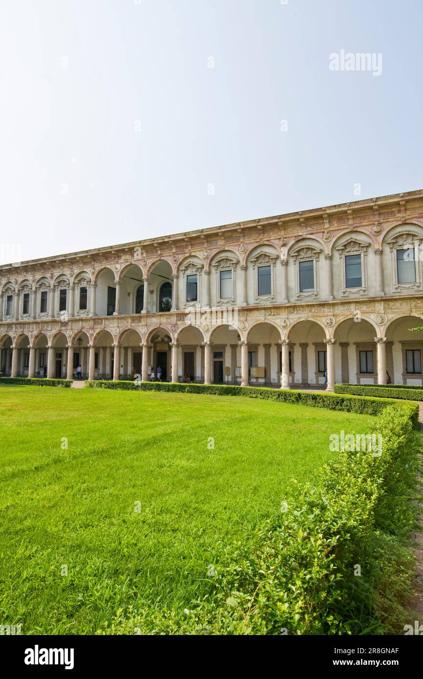 Statale building milan hi-res stock photography and images - Alamy