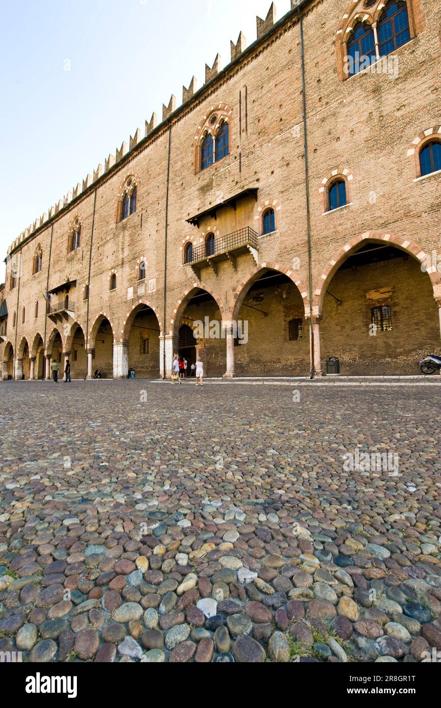 Colonnades in square hi-res stock photography and images - Alamy