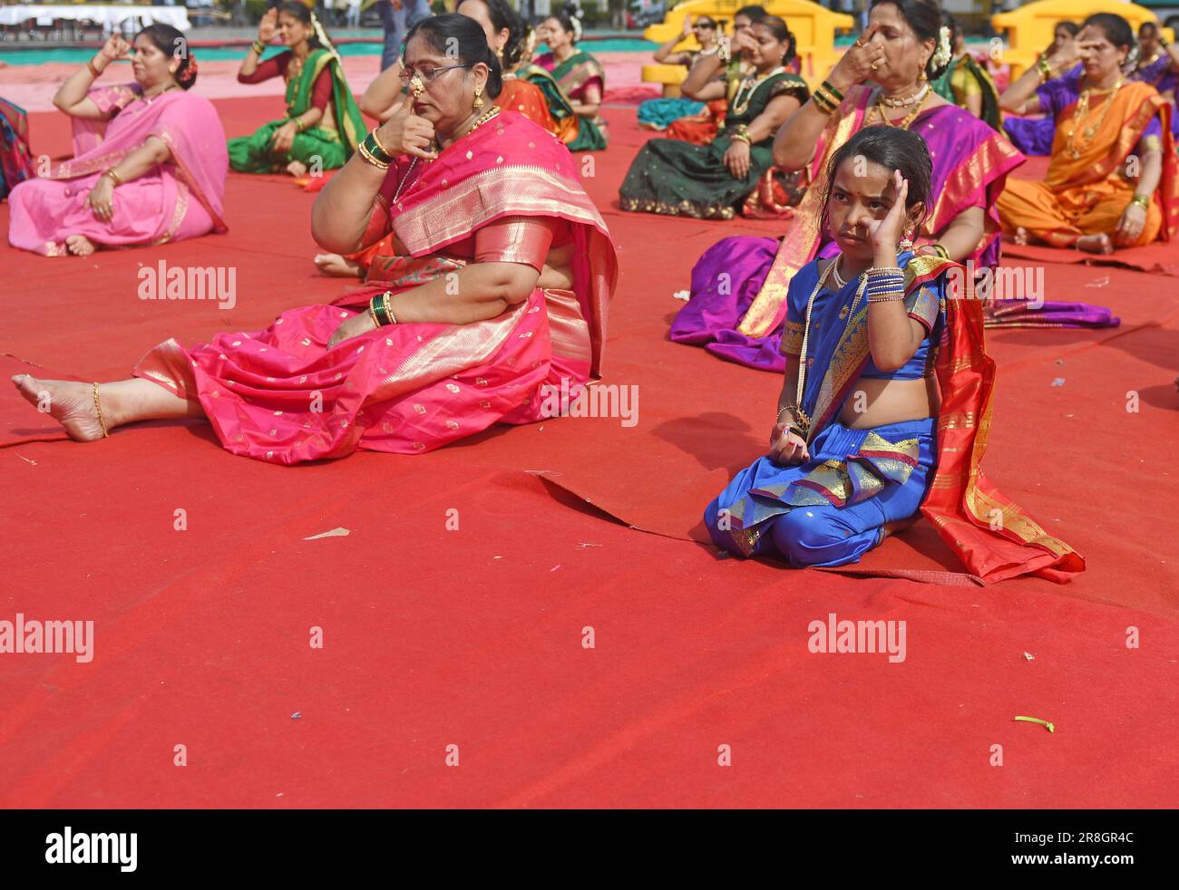 Women wearing traditional Maharashtrian Nauvari (nine yard) saree ...