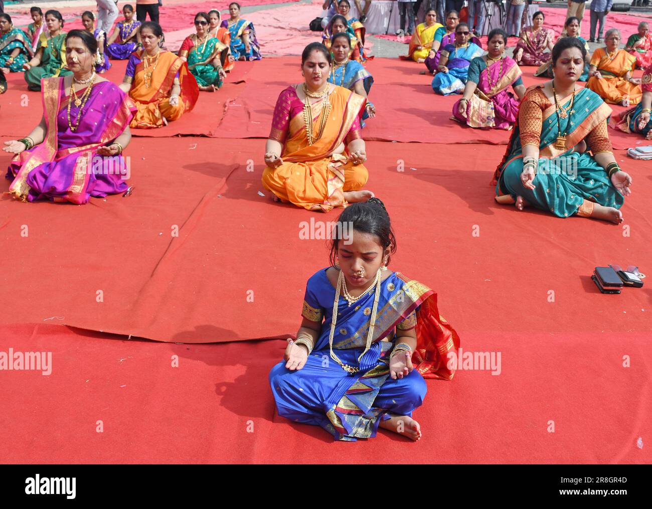 Women wearing traditional Maharashtrian Nauvari (nine yard) saree ...