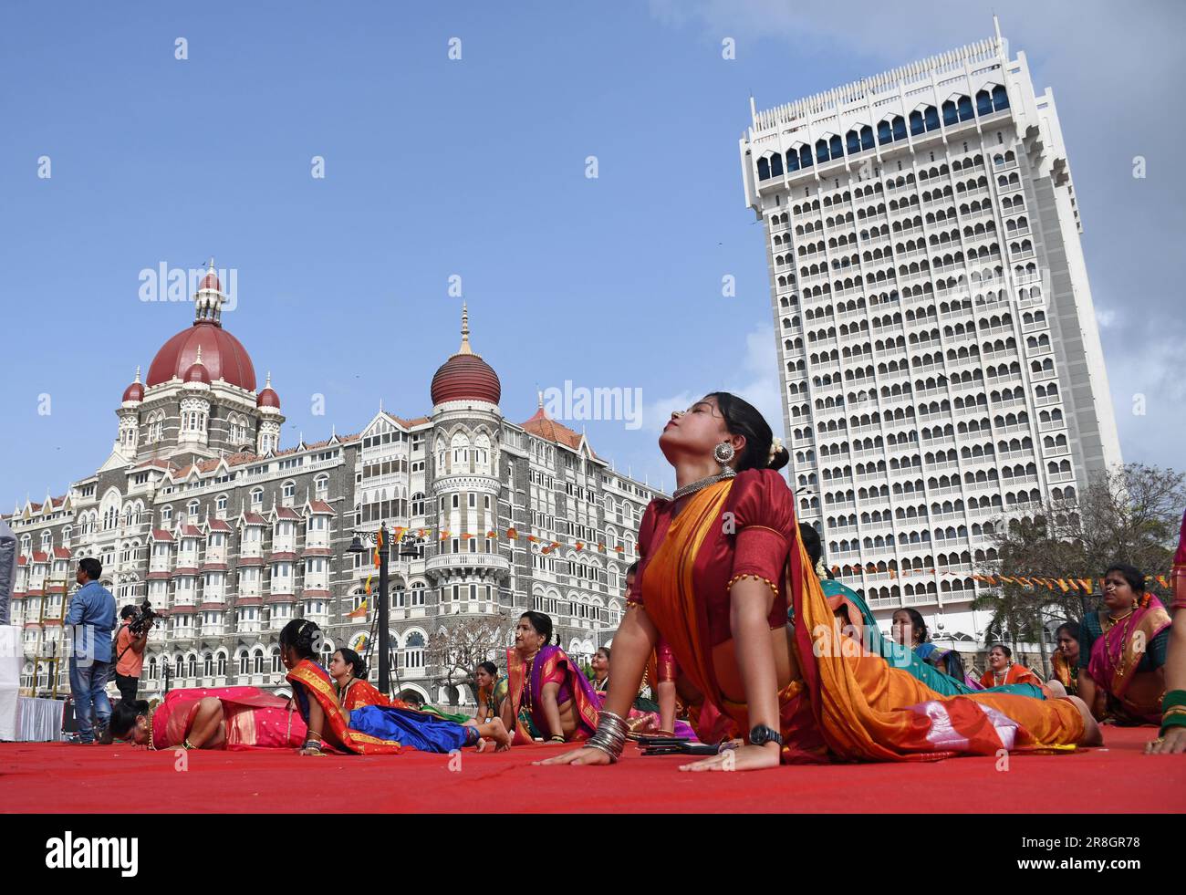 Women with nine yard saree hi-res stock photography and images - Alamy