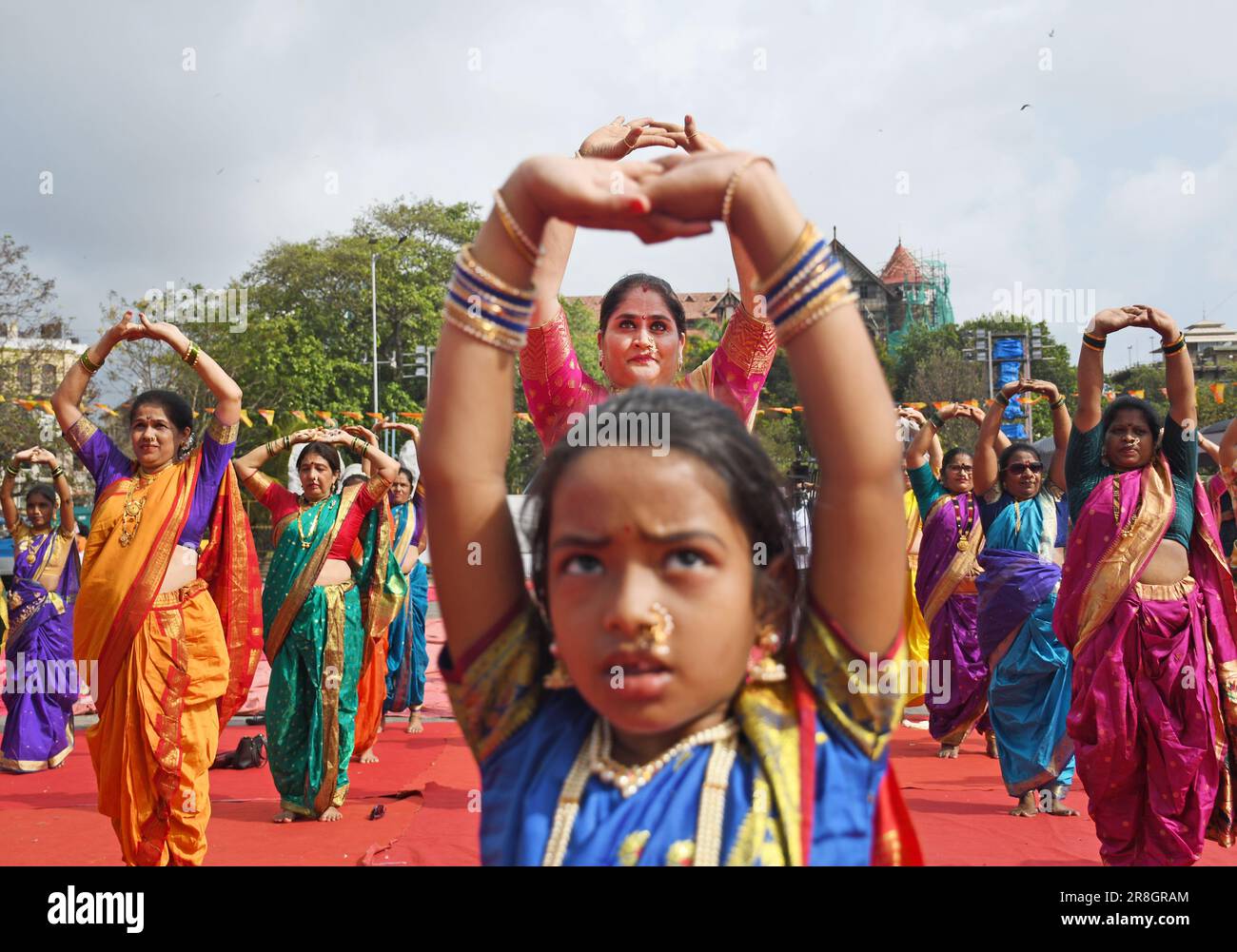 Women with nine yard saree hi-res stock photography and images - Alamy