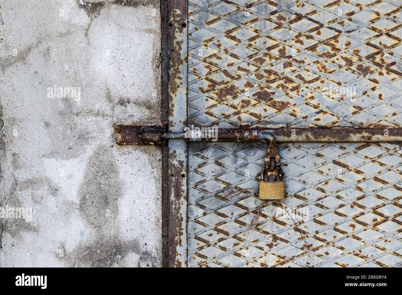 Rusty bolt padlock hi-res stock photography and images - Alamy
