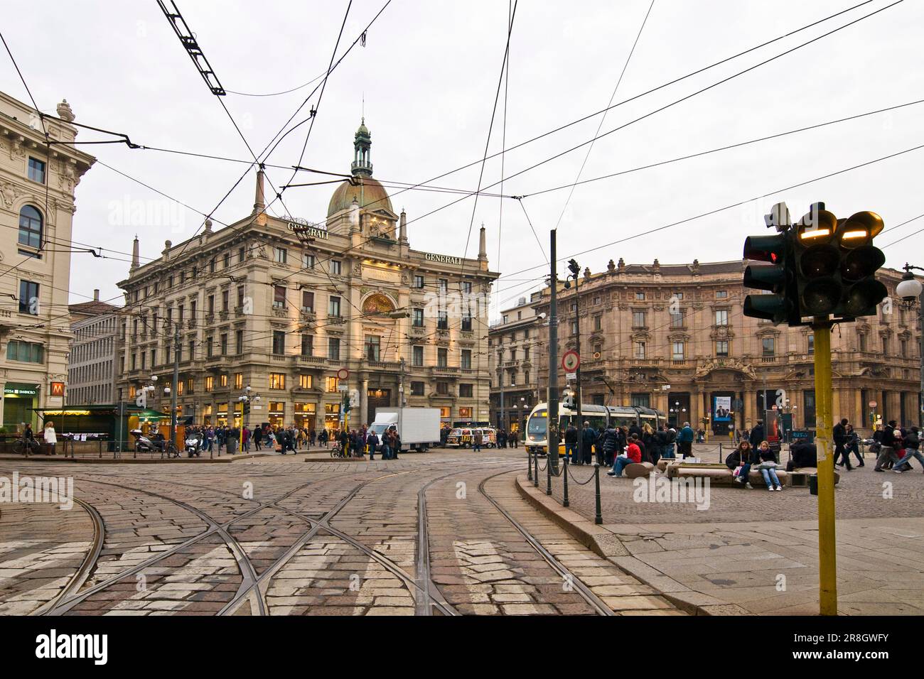 Milan square hi-res stock photography and images - Alamy