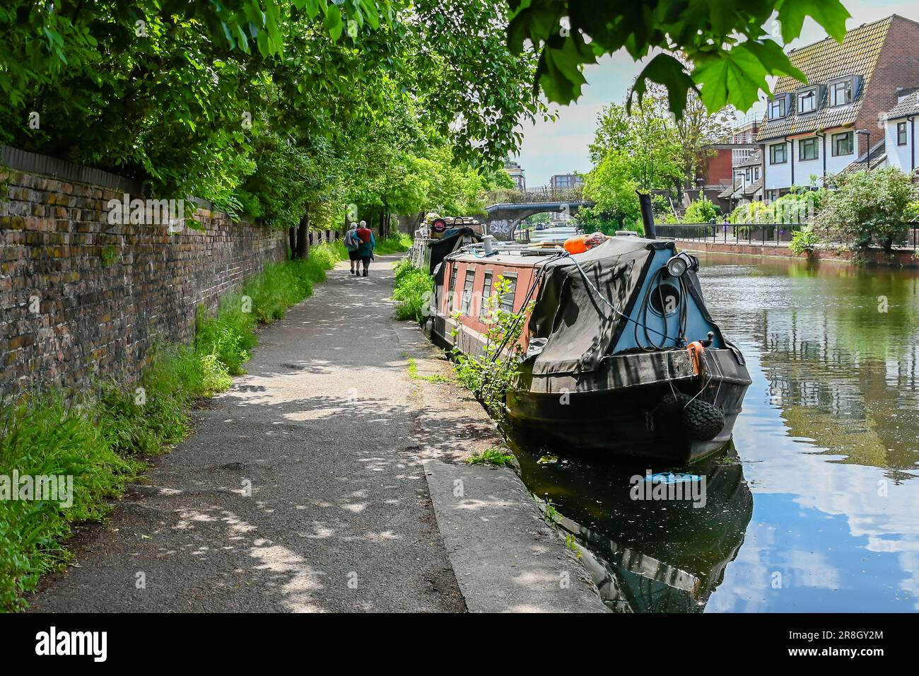 Regents Canal Narrow boats moorings in Mile End, London Stock Photo - Alamy