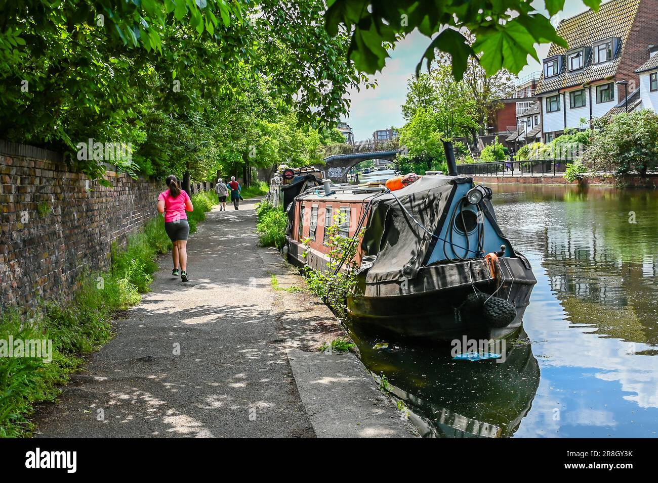 Regents Canal Narrow boats moorings in Mile End, London Stock Photo - Alamy