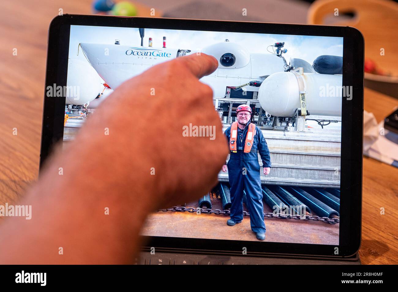 Straubing, Germany. 21st June, 2023. A photo on a tablet shows Arthur ...