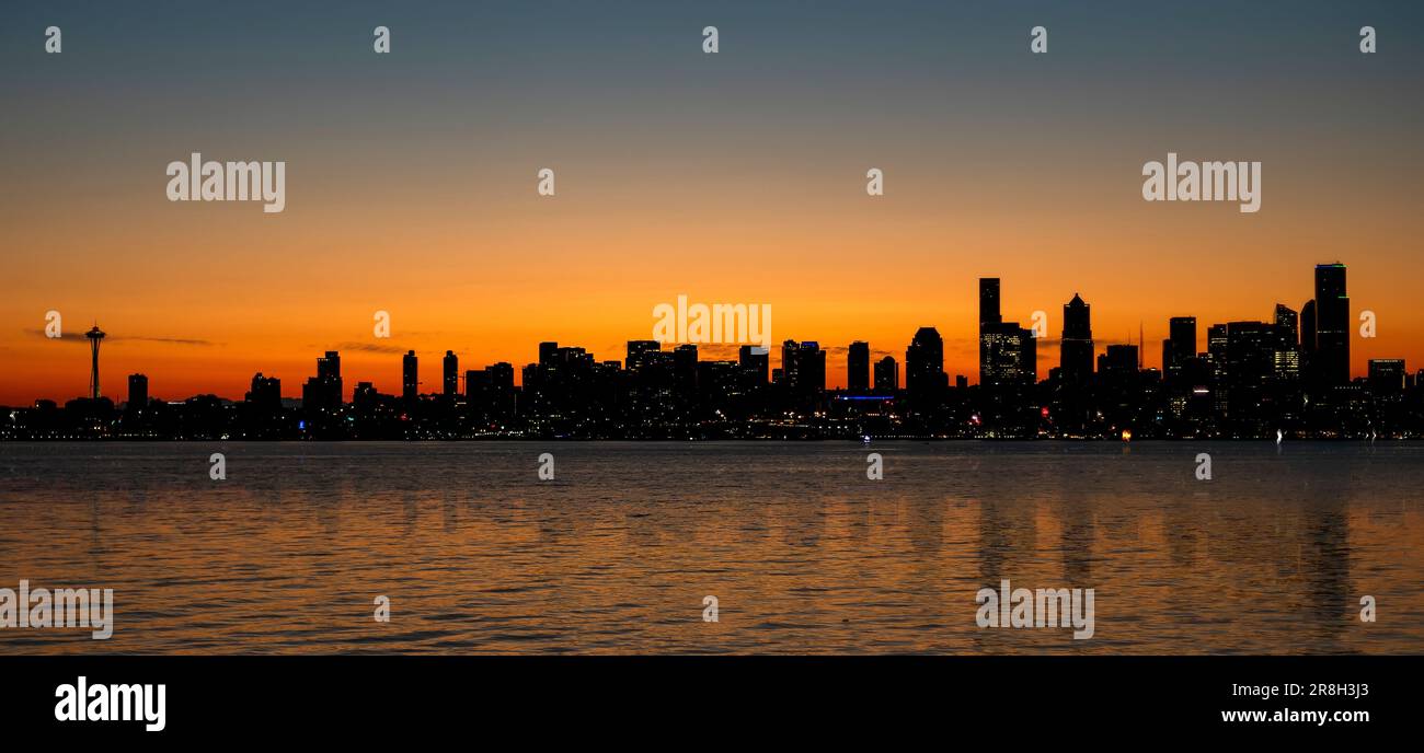 A scenic view of the Seattle skyline at sunset Stock Photo - Alamy