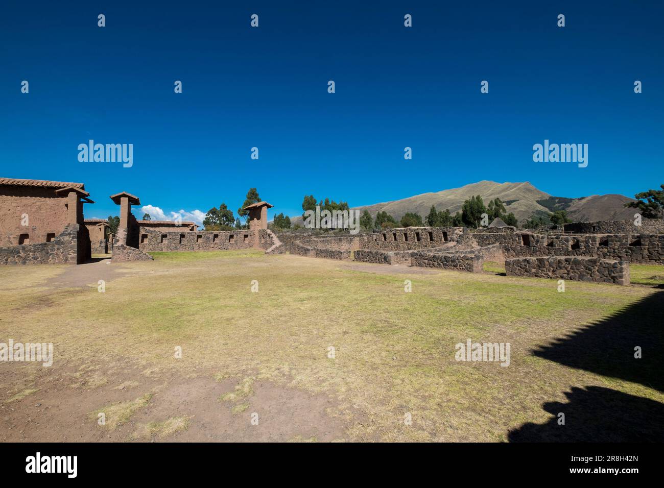 Perù. Raqchi village. archaeological remains Stock Photo - Alamy
