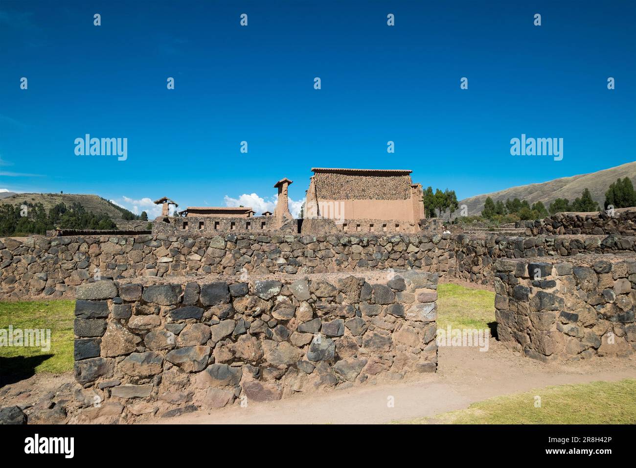 Perù. Raqchi village. archaeological remains Stock Photo - Alamy