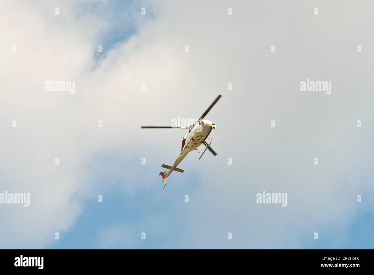 Flying helicopter aviation hi-res stock photography and images - Alamy