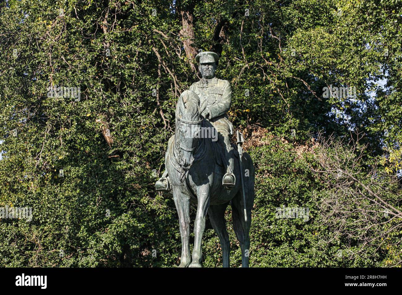 King edward viii statue hi-res stock photography and images - Alamy