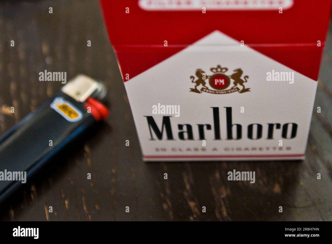 Marlboro cigarette pack hi-res stock photography and images - Alamy
