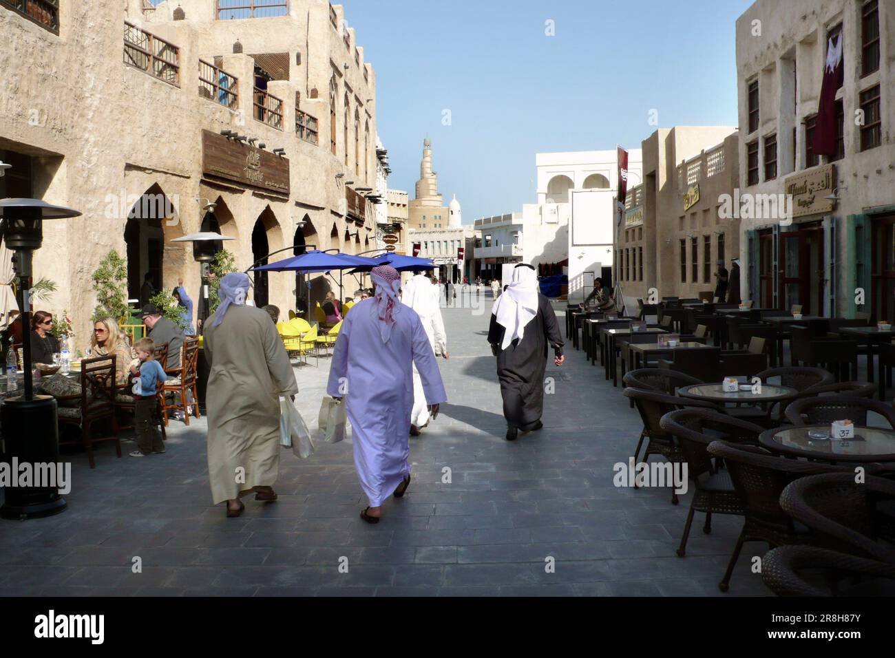 Doha traditional clothing hi-res stock photography and images - Alamy
